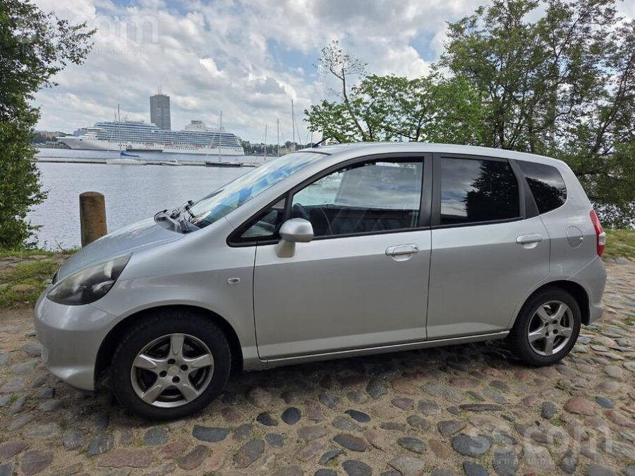 Pelēks Honda Jazz 2006 Rīga, ar dzinēja tilpumu 1.30 L un nobraukumu 175 tūkst. km par 500 €, foto 3 vietnē AUTOMOTO.COM.LV