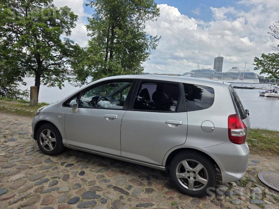 Pelēks Honda Jazz 2006 Rīga, ar dzinēja tilpumu 1.30 L un nobraukumu 175 tūkst. km par 500 €, foto 4 vietnē AUTOMOTO.COM.LV