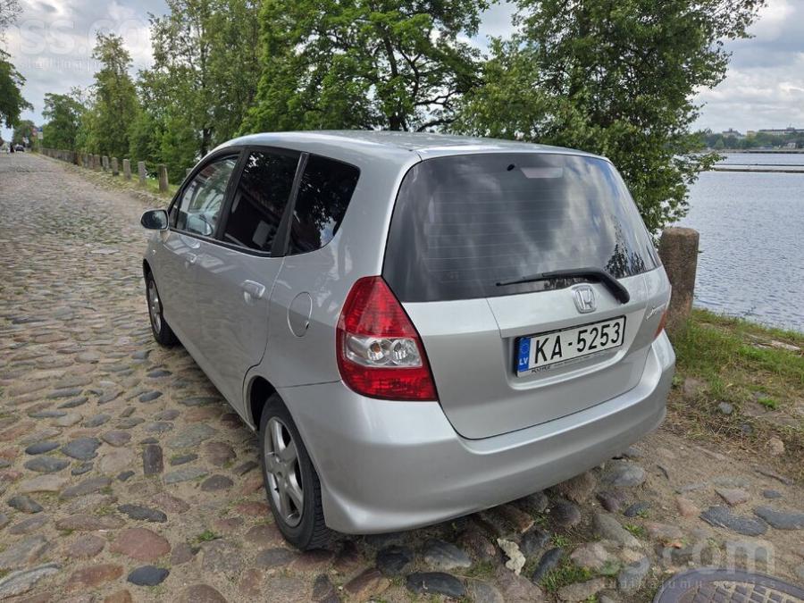Pelēks Honda Jazz 2006 Rīga, ar dzinēja tilpumu 1.30 L un nobraukumu 175 tūkst. km par 500 €, foto 5 vietnē AUTOMOTO.COM.LV