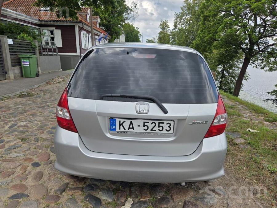 Pelēks Honda Jazz 2006 Rīga, ar dzinēja tilpumu 1.30 L un nobraukumu 175 tūkst. km par 500 €, foto 6 vietnē AUTOMOTO.COM.LV