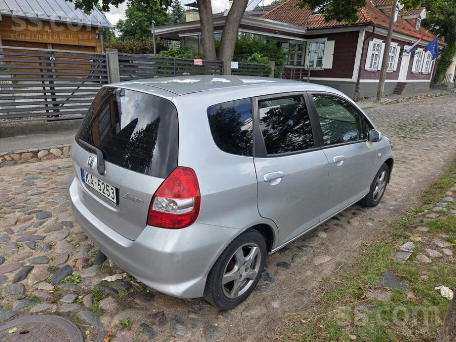 Pelēks Honda Jazz 2006 Rīga, ar dzinēja tilpumu 1.30 L un nobraukumu 175 tūkst. km par 500 €, foto 7 vietnē AUTOMOTO.COM.LV