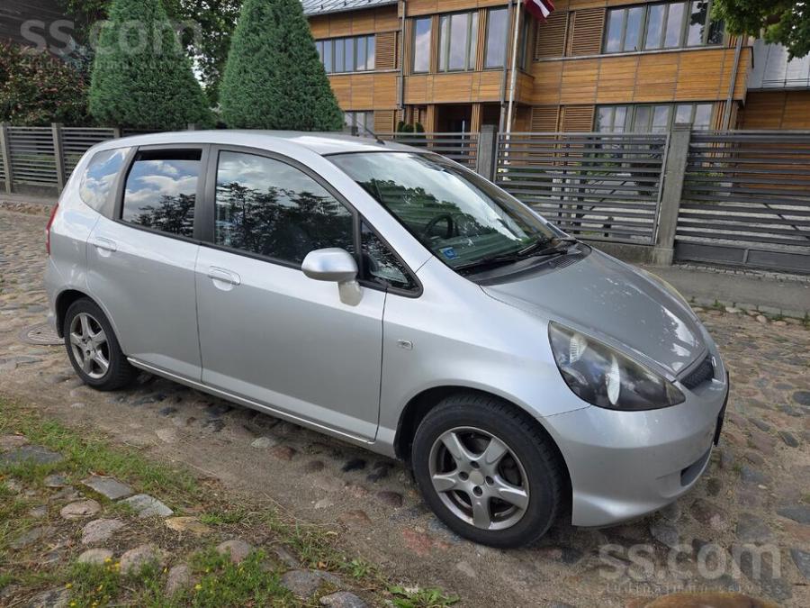 Pelēks Honda Jazz 2006 Rīga, ar dzinēja tilpumu 1.30 L un nobraukumu 175 tūkst. km par 500 €, foto 9 vietnē AUTOMOTO.COM.LV