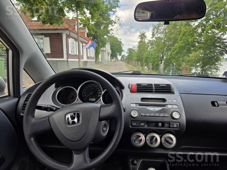 Pelēks Honda Jazz 2006 Rīga, ar dzinēja tilpumu 1.30 L un nobraukumu 175 tūkst. km par 500 €, foto 11 vietnē AUTOMOTO.COM.LV