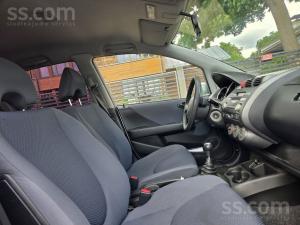 Pelēks Honda Jazz 2006 Rīga, ar dzinēja tilpumu 1.30 L un nobraukumu 175 tūkst. km par 500 €, foto 12 vietnē AUTOMOTO.COM.LV