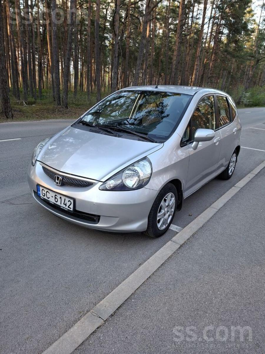 Pelēks Honda Jazz 2006 Rīga, ar dzinēja tilpumu 1.30 L un nobraukumu 216 tūkst. km par 1200 €, foto 1 vietnē AUTOMOTO.COM.LV