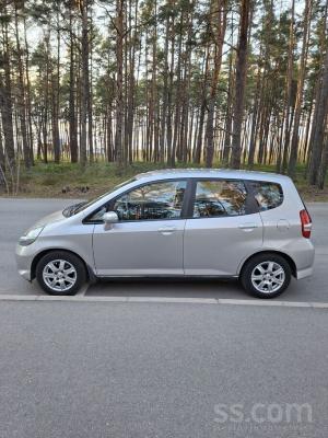 Pelēks Honda Jazz 2006 Rīga, ar dzinēja tilpumu 1.30 L un nobraukumu 216 tūkst. km par 1200 €, foto 3 vietnē AUTOMOTO.COM.LV