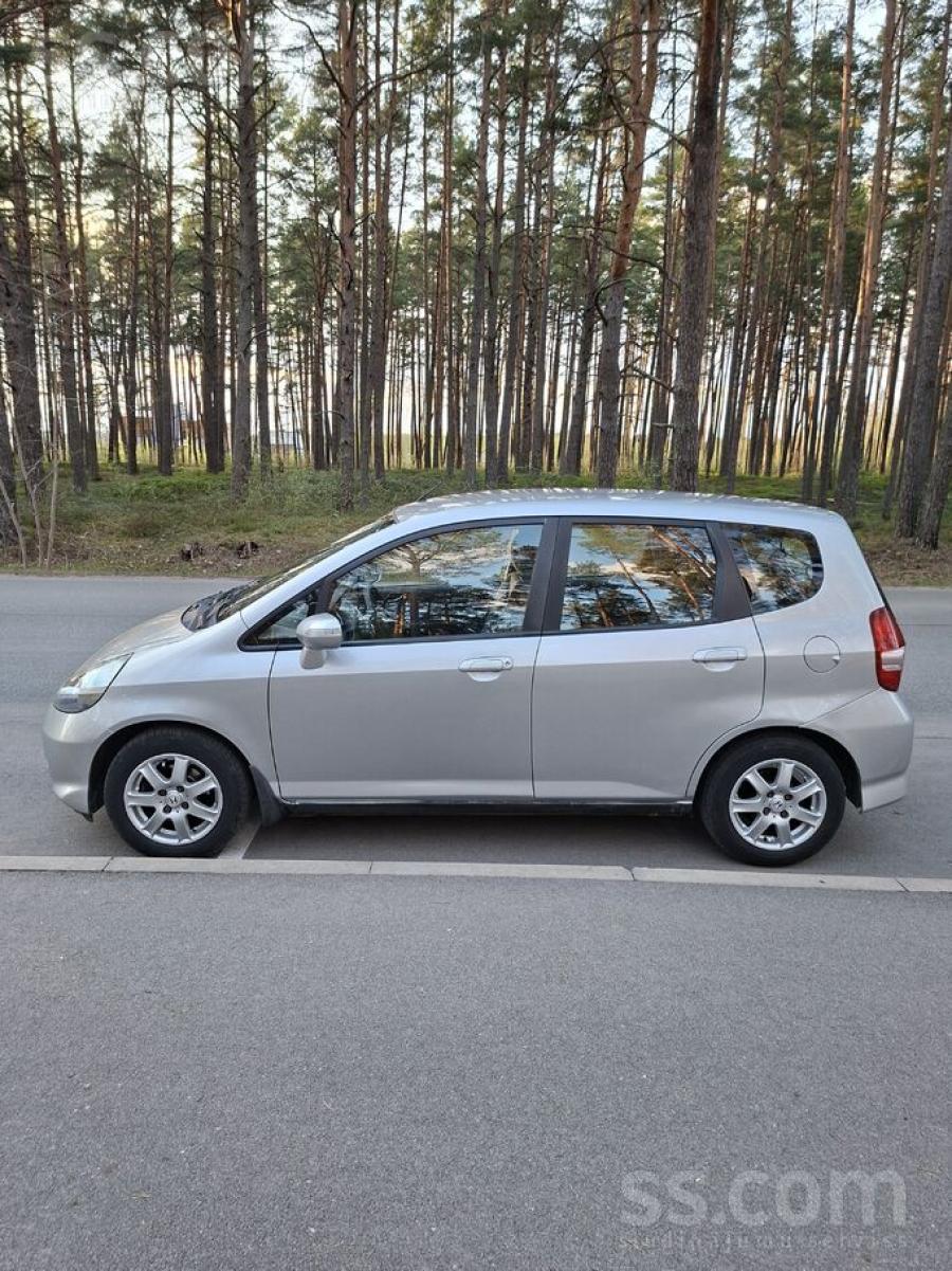 Pelēks Honda Jazz 2006 Rīga, ar dzinēja tilpumu 1.30 L un nobraukumu 216 tūkst. km par 1200 €, foto 3 vietnē AUTOMOTO.COM.LV