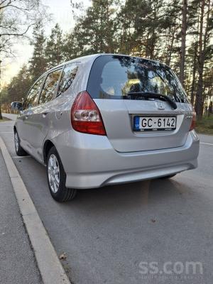 Pelēks Honda Jazz 2006 Rīga, ar dzinēja tilpumu 1.30 L un nobraukumu 216 tūkst. km par 1200 €, foto 4 vietnē AUTOMOTO.COM.LV