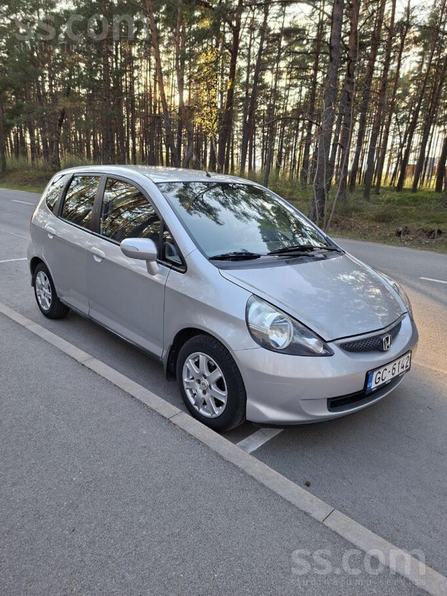 Pelēks Honda Jazz 2006 Rīga, ar dzinēja tilpumu 1.30 L un nobraukumu 216 tūkst. km par 1200 €, foto 5 vietnē AUTOMOTO.COM.LV