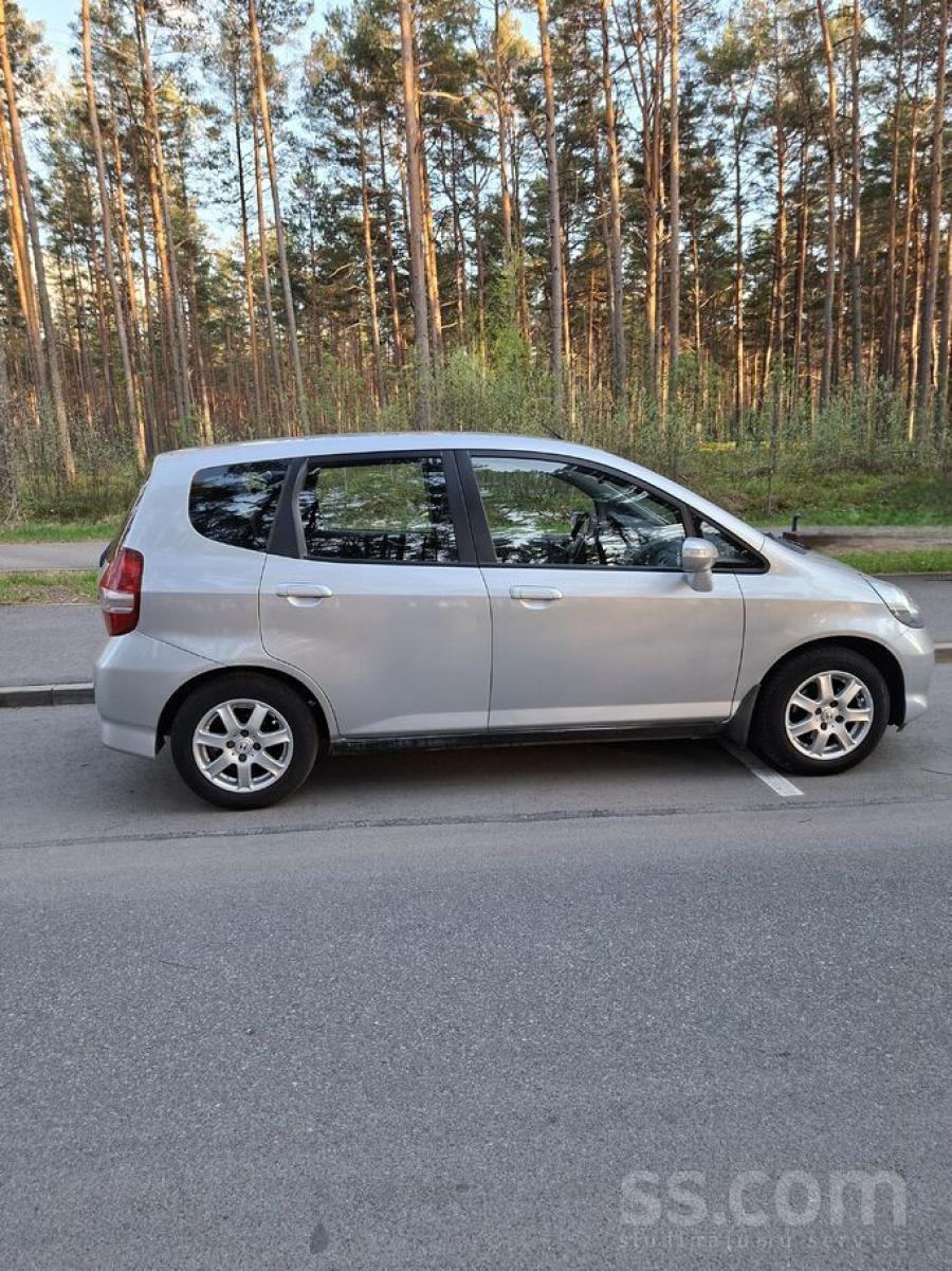 Pelēks Honda Jazz 2006 Rīga, ar dzinēja tilpumu 1.30 L un nobraukumu 216 tūkst. km par 1200 €, foto 6 vietnē AUTOMOTO.COM.LV