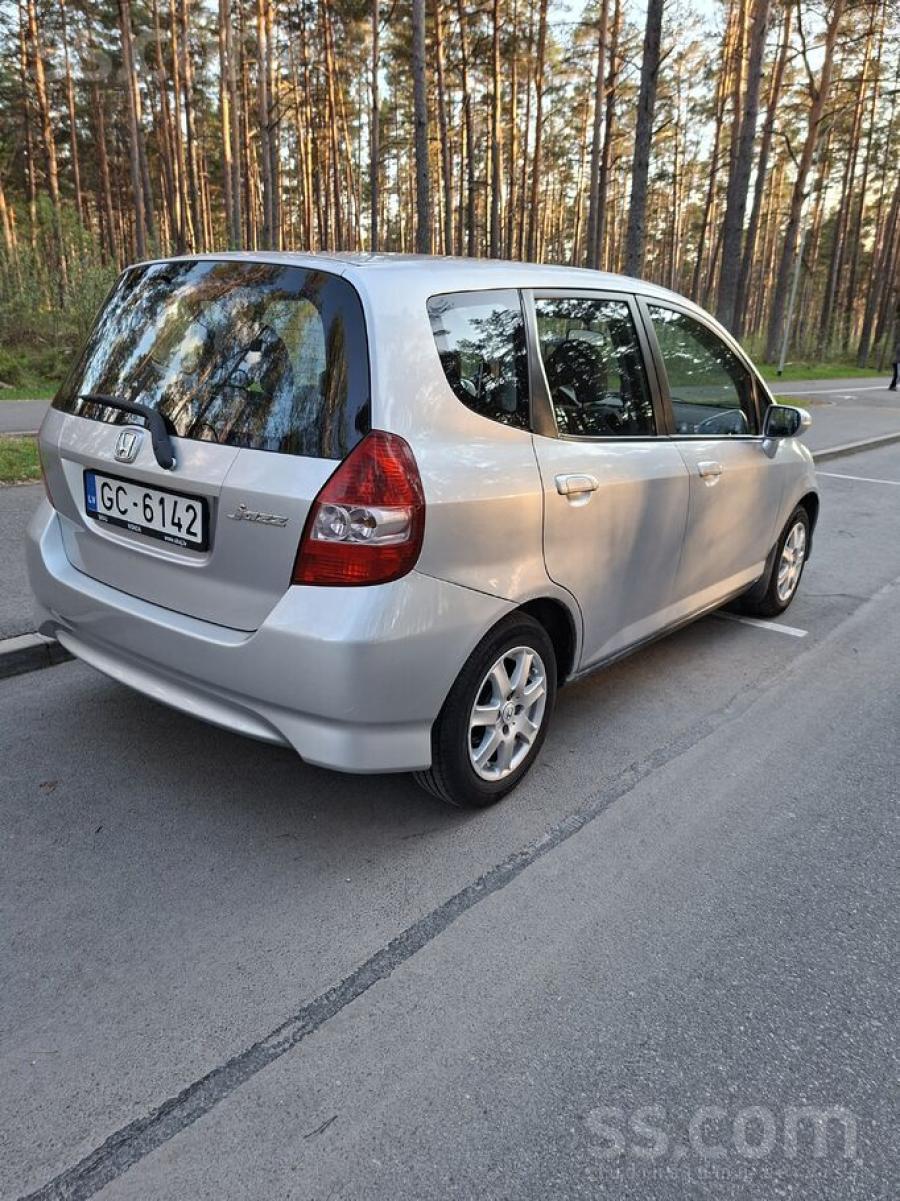 Pelēks Honda Jazz 2006 Rīga, ar dzinēja tilpumu 1.30 L un nobraukumu 216 tūkst. km par 1200 €, foto 7 vietnē AUTOMOTO.COM.LV