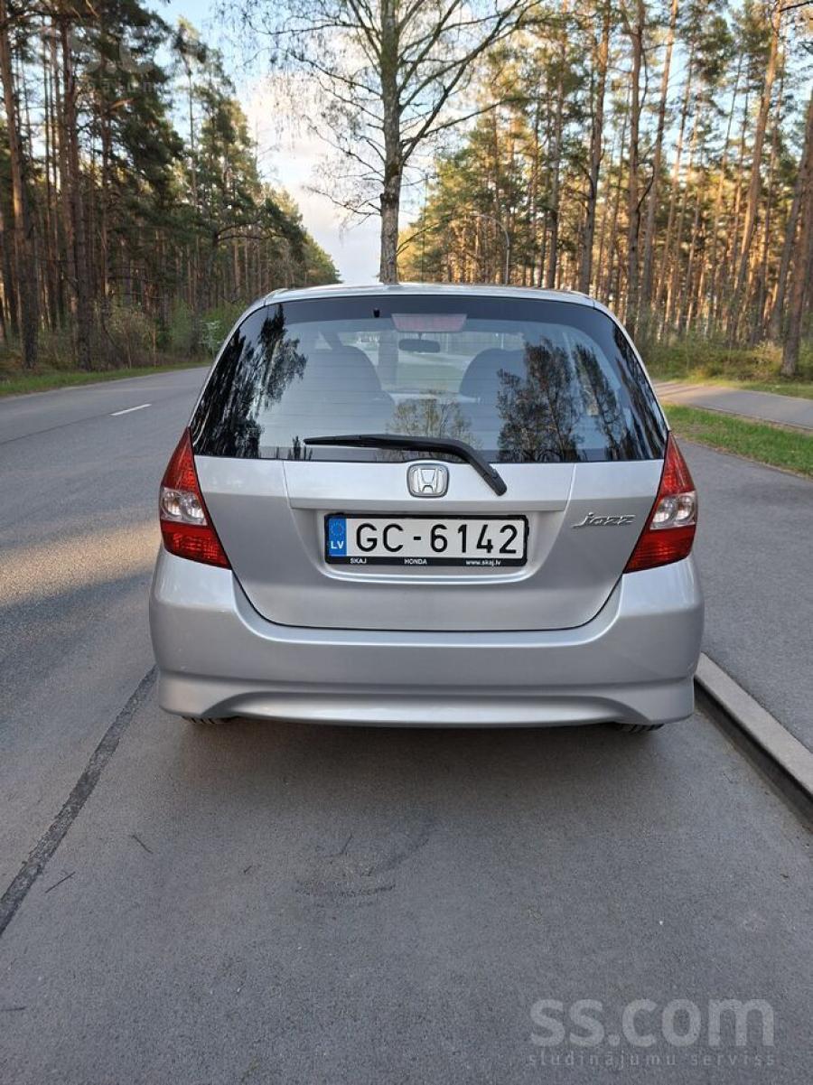 Pelēks Honda Jazz 2006 Rīga, ar dzinēja tilpumu 1.30 L un nobraukumu 216 tūkst. km par 1200 €, foto 8 vietnē AUTOMOTO.COM.LV