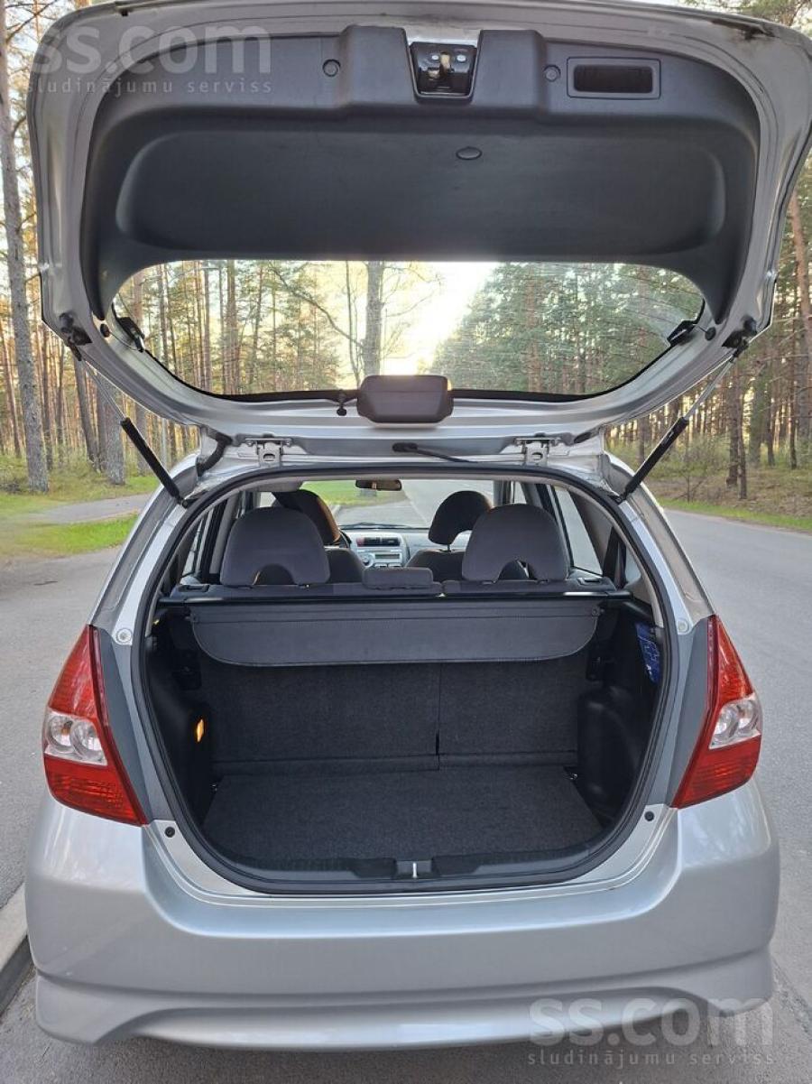 Pelēks Honda Jazz 2006 Rīga, ar dzinēja tilpumu 1.30 L un nobraukumu 216 tūkst. km par 1200 €, foto 9 vietnē AUTOMOTO.COM.LV