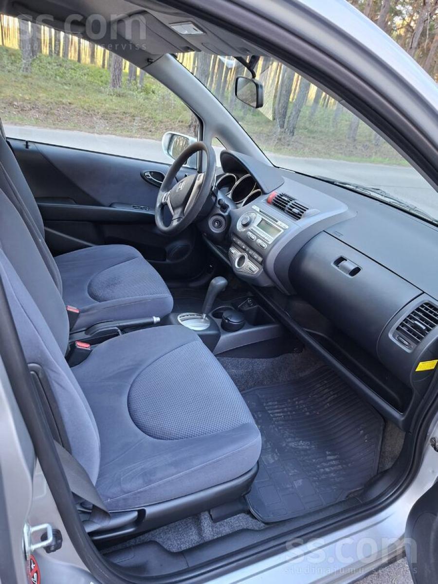 Pelēks Honda Jazz 2006 Rīga, ar dzinēja tilpumu 1.30 L un nobraukumu 216 tūkst. km par 1200 €, foto 11 vietnē AUTOMOTO.COM.LV