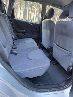 Pelēks Honda Jazz 2006 Rīga, ar dzinēja tilpumu 1.30 L un nobraukumu 216 tūkst. km par 1200 €, foto 12 vietnē AUTOMOTO.COM.LV