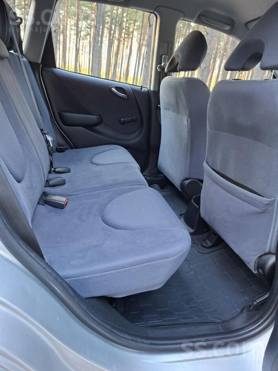 Pelēks Honda Jazz 2006 Rīga, ar dzinēja tilpumu 1.30 L un nobraukumu 216 tūkst. km par 1200 €, foto 12 vietnē AUTOMOTO.COM.LV