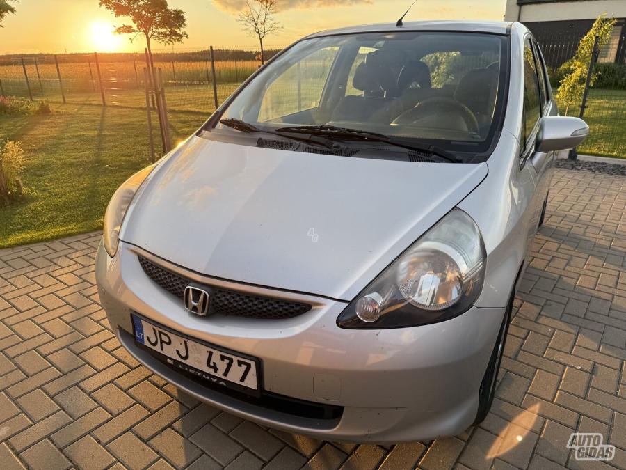Grey Honda Jazz 2006 in Vilnius, with an engine capacity of 1.30 L and mileage of 229 thousand km for 1750 €, photo 3 on AUTOMOTO.COM.LV