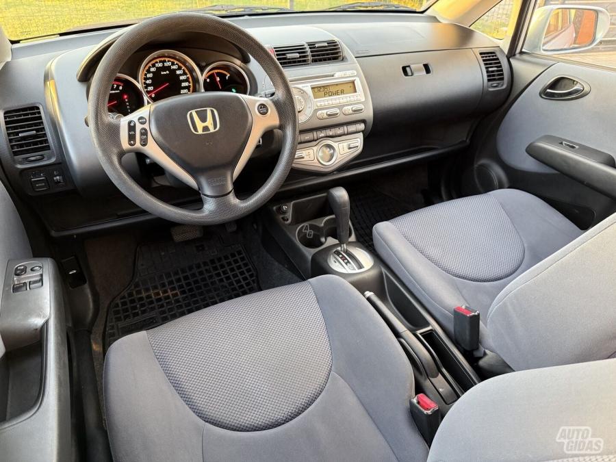 Grey Honda Jazz 2006 in Vilnius, with an engine capacity of 1.30 L and mileage of 229 thousand km for 1750 €, photo 10 on AUTOMOTO.COM.LV