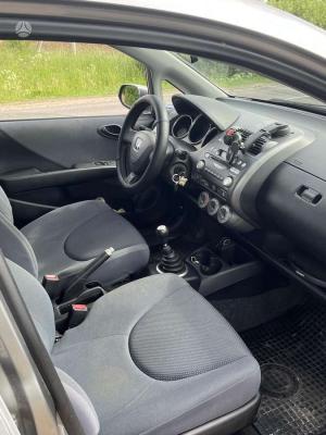 Grey Honda Jazz 2006 in Utena, with an engine capacity of 1.24 L and mileage of 312 thousand km for 900 €, photo 3 on AUTOMOTO.COM.LV
