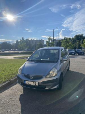 Pelēks Honda Jazz 2006 Viļņa, ar dzinēja tilpumu 1.34 L un nobraukumu 210 tūkst. km par 2300 €, foto  vietnē AUTOMOTO.COM.LV