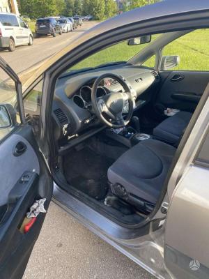 Pelēks Honda Jazz 2006 Viļņa, ar dzinēja tilpumu 1.34 L un nobraukumu 210 tūkst. km par 2300 €, foto 6 vietnē AUTOMOTO.COM.LV