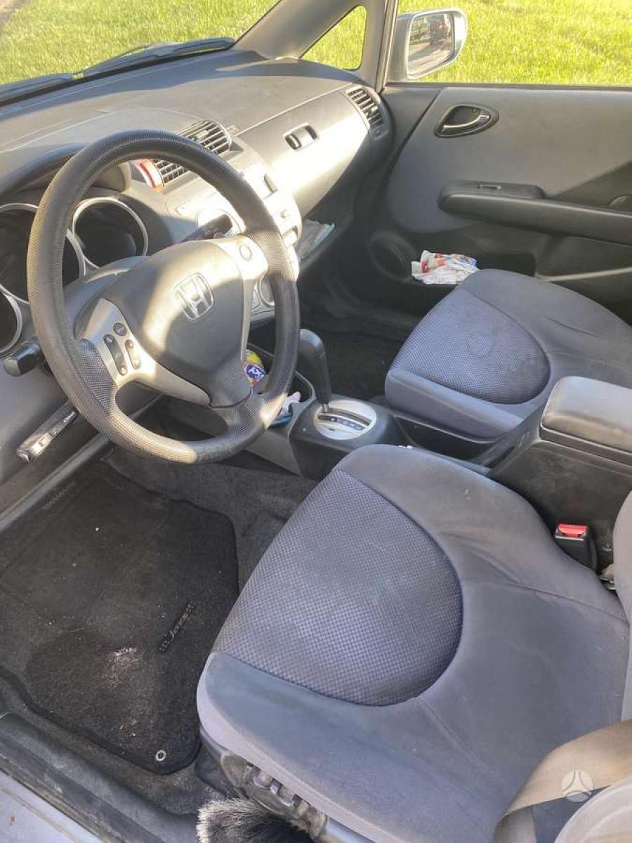 Pelēks Honda Jazz 2006 Viļņa, ar dzinēja tilpumu 1.34 L un nobraukumu 210 tūkst. km par 2300 €, foto 7 vietnē AUTOMOTO.COM.LV