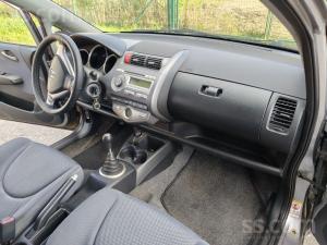 Pelēks Honda Jazz 2006 Daugavpils, ar dzinēja tilpumu 1.30 L un nobraukumu 252 tūkst. km par 1200 €, foto 7 vietnē AUTOMOTO.COM.LV