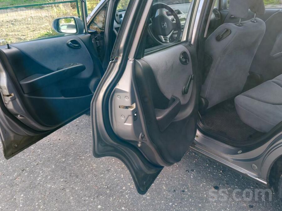 Pelēks Honda Jazz 2006 Daugavpils, ar dzinēja tilpumu 1.30 L un nobraukumu 252 tūkst. km par 1200 €, foto 9 vietnē AUTOMOTO.COM.LV