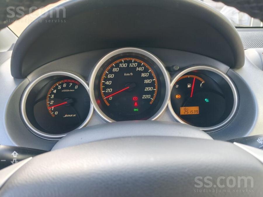 Pelēks Honda Jazz 2006 Daugavpils, ar dzinēja tilpumu 1.30 L un nobraukumu 252 tūkst. km par 1200 €, foto 17 vietnē AUTOMOTO.COM.LV