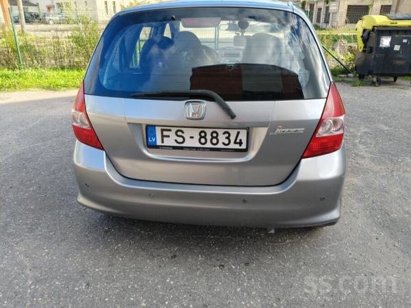 Pelēks Honda Jazz 2006 Daugavpils, ar dzinēja tilpumu 1.30 L un nobraukumu 252 tūkst. km par 1200 €, foto 5 vietnē AUTOMOTO.COM.LV