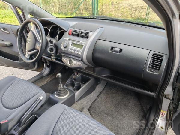 Pelēks Honda Jazz 2006 Daugavpils, ar dzinēja tilpumu 1.30 L un nobraukumu 252 tūkst. km par 1200 €, foto 7 vietnē AUTOMOTO.COM.LV