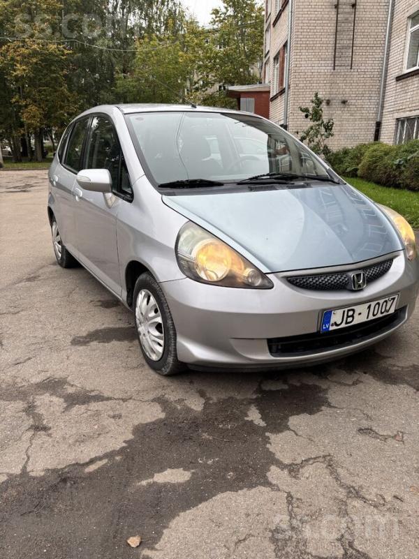 Pelēks Honda Jazz 2006 Rīga, ar dzinēja tilpumu 1.30 L un nobraukumu 162 tūkst. km par 1100 €, foto 1 vietnē AUTOMOTO.COM.LV