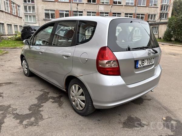 Pelēks Honda Jazz 2006 Rīga, ar dzinēja tilpumu 1.30 L un nobraukumu 162 tūkst. km par 1100 €, foto 4 vietnē AUTOMOTO.COM.LV