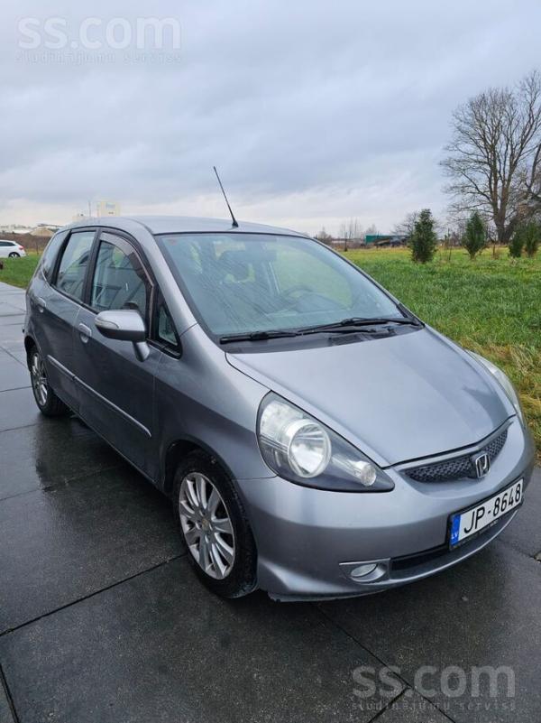 Pelēks Honda Jazz 2007 Rīga, ar dzinēja tilpumu 1.30 L un nobraukumu 192 tūkst. km par 1500 €, foto 3 vietnē AUTOMOTO.COM.LV