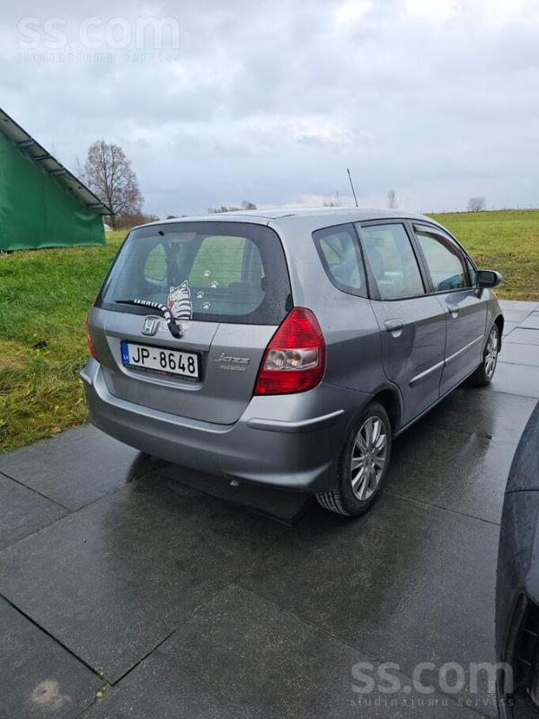 Pelēks Honda Jazz 2007 Rīga, ar dzinēja tilpumu 1.30 L un nobraukumu 192 tūkst. km par 1500 €, foto 4 vietnē AUTOMOTO.COM.LV