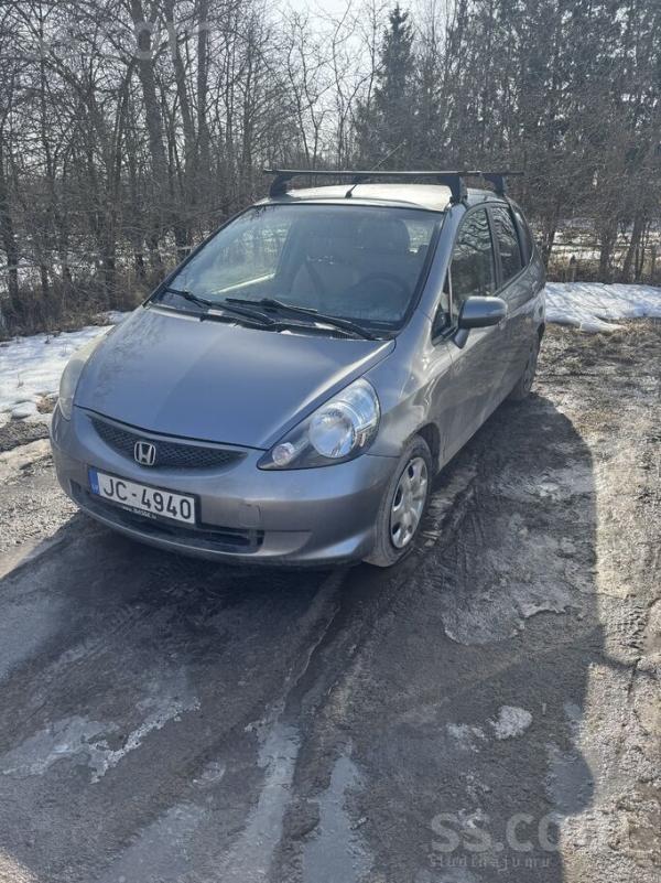 Grey Honda Jazz 2007 in Ogre, with an engine capacity of 1.30 L and mileage of 256 thousand km for 500 €, photo 1 on AUTOMOTO.COM.LV