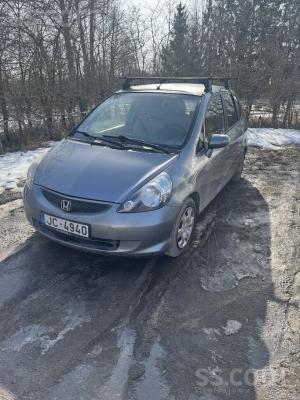 Pelēks Honda Jazz 2007 Ogre, ar dzinēja tilpumu 1.30 L un nobraukumu 256 tūkst. km par 500 €, foto  vietnē AUTOMOTO.COM.LV