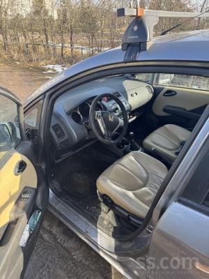 Pelēks Honda Jazz 2007 Ogre, ar dzinēja tilpumu 1.30 L un nobraukumu 256 tūkst. km par 500 €, foto 4 vietnē AUTOMOTO.COM.LV