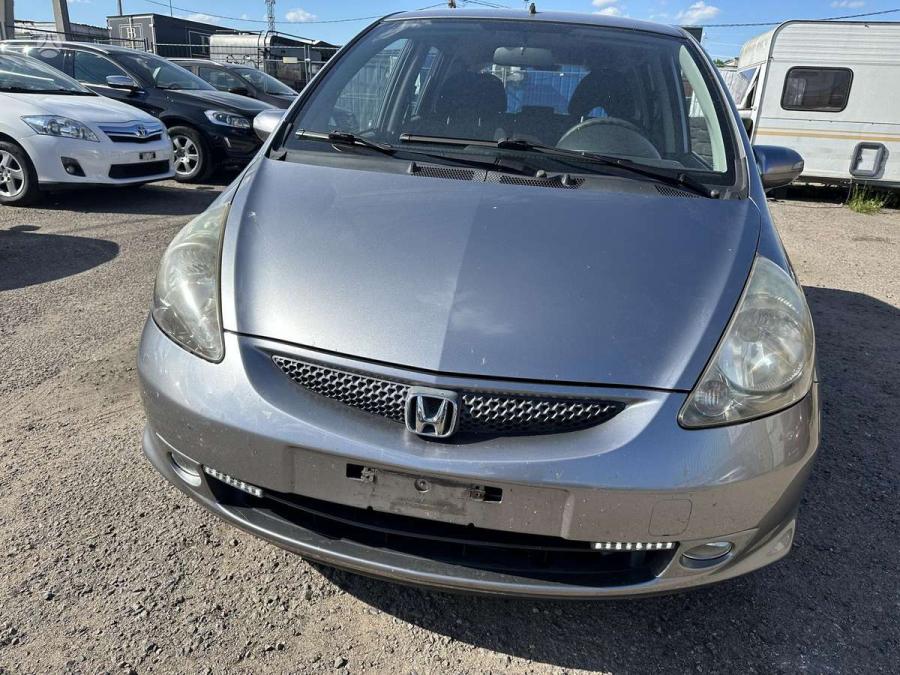 Pelēks Honda Jazz 2007 Kauņa, ar dzinēja tilpumu 1.34 L un nobraukumu 200 tūkst. km par 3400 €, foto 1 vietnē AUTOMOTO.COM.LV