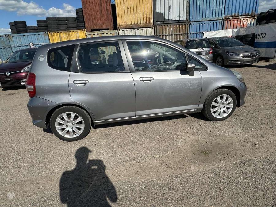 Pelēks Honda Jazz 2007 Kauņa, ar dzinēja tilpumu 1.34 L un nobraukumu 200 tūkst. km par 3400 €, foto 4 vietnē AUTOMOTO.COM.LV