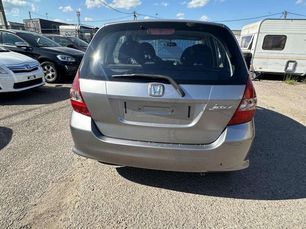 Grey Honda Jazz 2007 in Kaunas, with an engine capacity of 1.34 L and mileage of 200 thousand km for 3400 €, photo 5 on AUTOMOTO.COM.LV