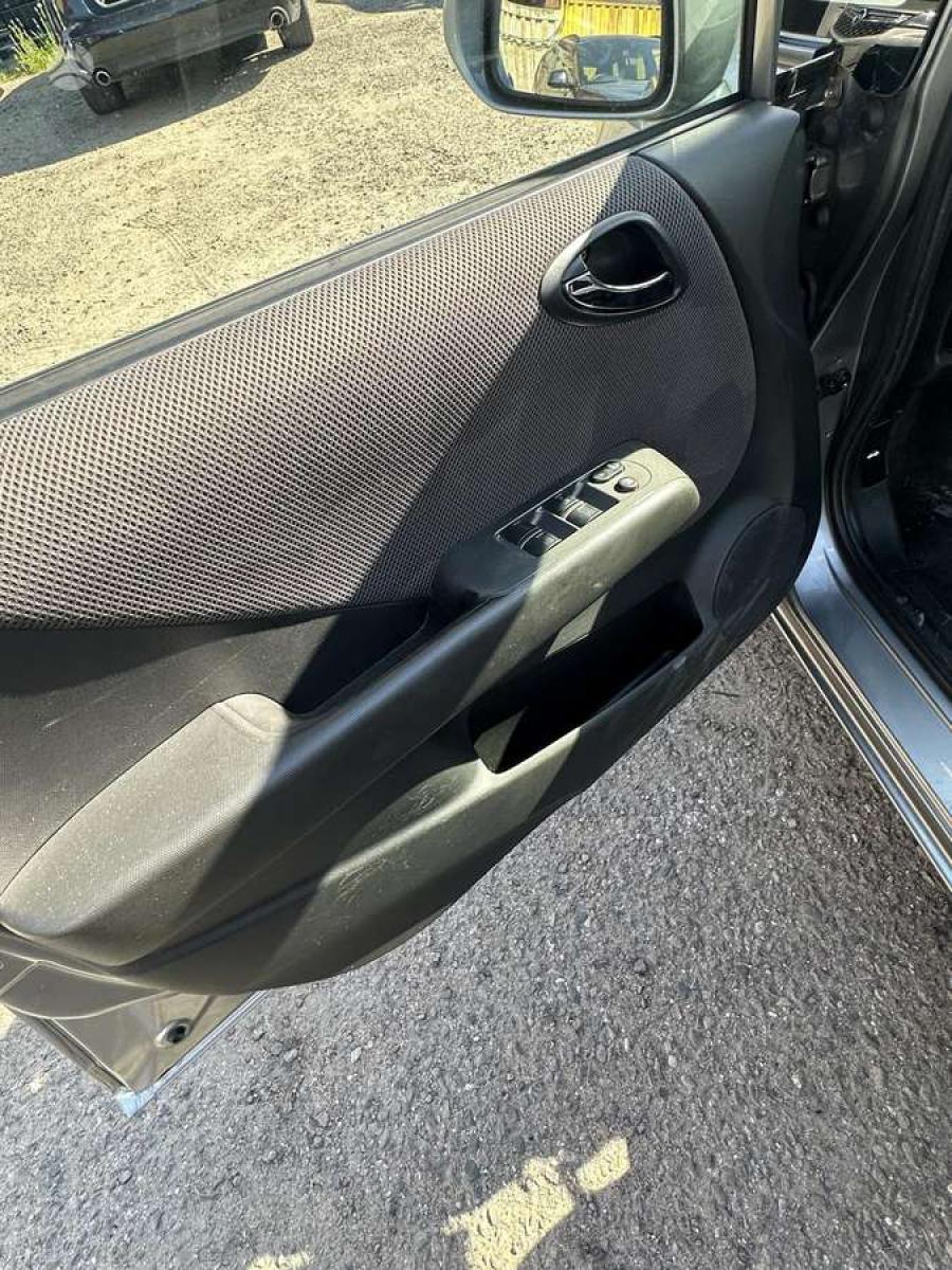 Pelēks Honda Jazz 2007 Kauņa, ar dzinēja tilpumu 1.34 L un nobraukumu 200 tūkst. km par 3400 €, foto 15 vietnē AUTOMOTO.COM.LV