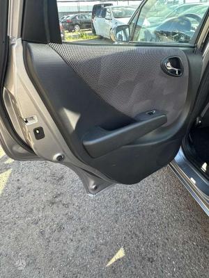Pelēks Honda Jazz 2007 Kauņa, ar dzinēja tilpumu 1.34 L un nobraukumu 200 tūkst. km par 3400 €, foto 23 vietnē AUTOMOTO.COM.LV