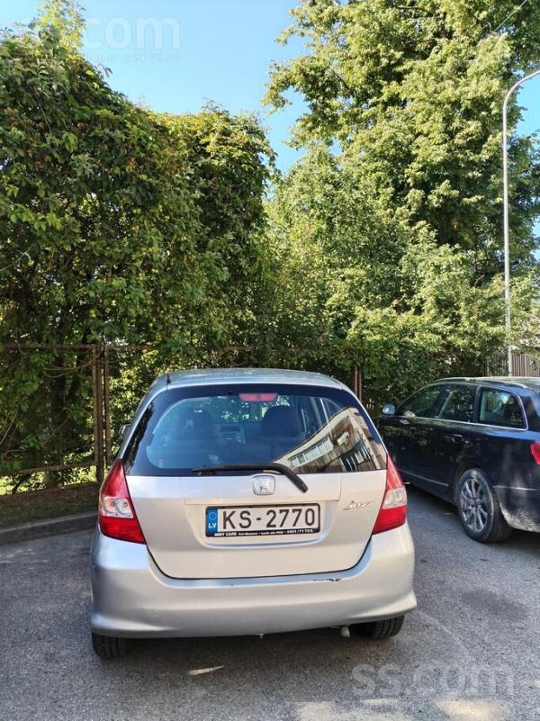 Grey Honda Jazz 2007 in Riga, with an engine capacity of 1.30 L and mileage of 200 thousand km for 1200 €, photo 5 on AUTOMOTO.COM.LV