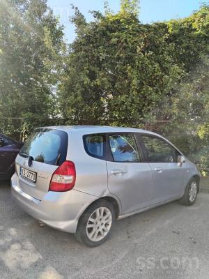 Grey Honda Jazz 2007 in Riga, with an engine capacity of 1.30 L and mileage of 200 thousand km for 1200 €, photo 7 on AUTOMOTO.COM.LV