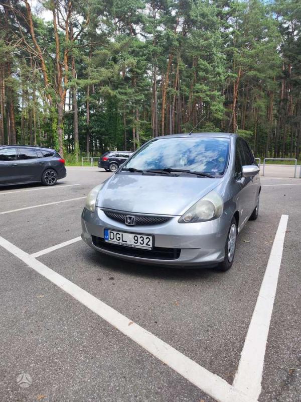Grey Honda Jazz 2007 in Kaunas, with an engine capacity of 1.34 L and mileage of 142 thousand km for 2600 €, photo 1 on AUTOMOTO.COM.LV