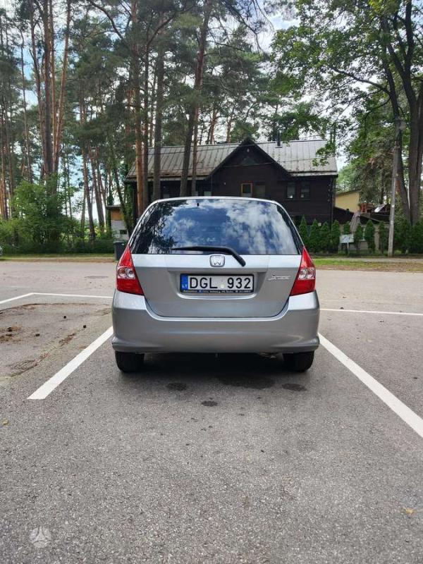 Grey Honda Jazz 2007 in Kaunas, with an engine capacity of 1.34 L and mileage of 142 thousand km for 2600 €, photo 3 on AUTOMOTO.COM.LV