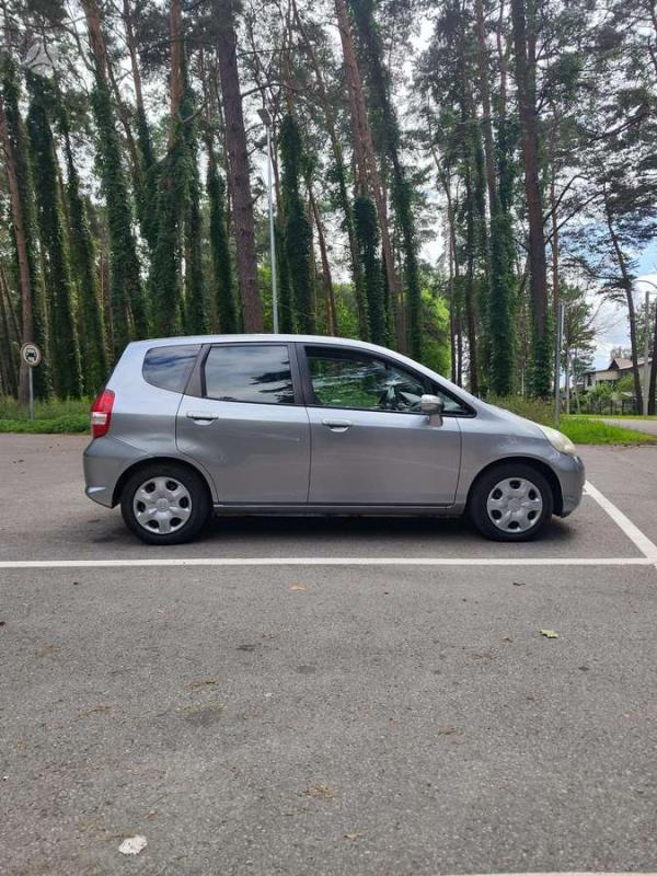 Grey Honda Jazz 2007 in Kaunas, with an engine capacity of 1.34 L and mileage of 142 thousand km for 2600 €, photo 5 on AUTOMOTO.COM.LV