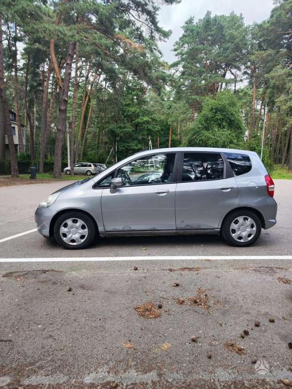 Grey Honda Jazz 2007 in Kaunas, with an engine capacity of 1.34 L and mileage of 142 thousand km for 2600 €, photo 6 on AUTOMOTO.COM.LV