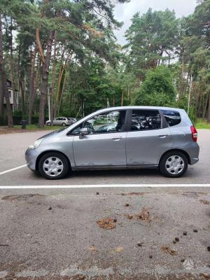 Grey Honda Jazz 2007 in Kaunas, with an engine capacity of 1.34 L and mileage of 142 thousand km for 2600 €, photo 7 on AUTOMOTO.COM.LV